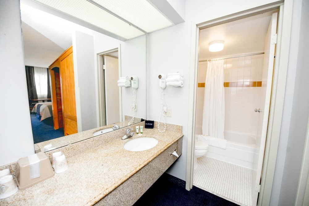 Grand Country Waterpark Resort, Branson: $121 Room Prices & Reviews ...