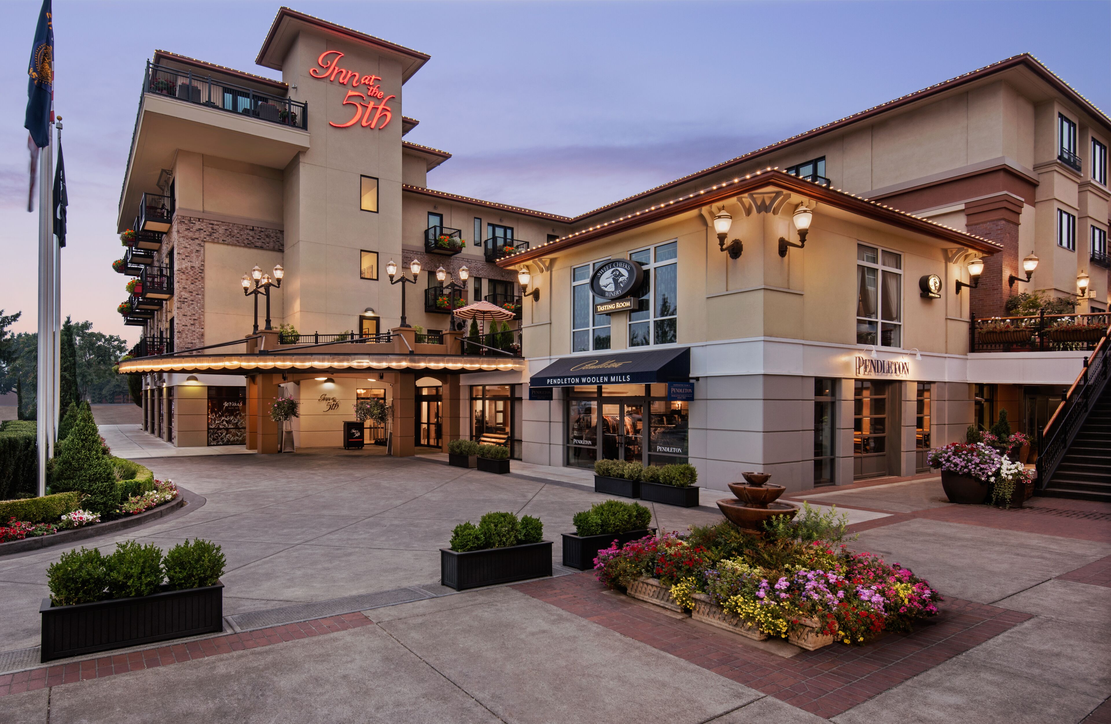 Valley River Inn: 2022 Room Prices, Deals & Reviews | Expedia.com