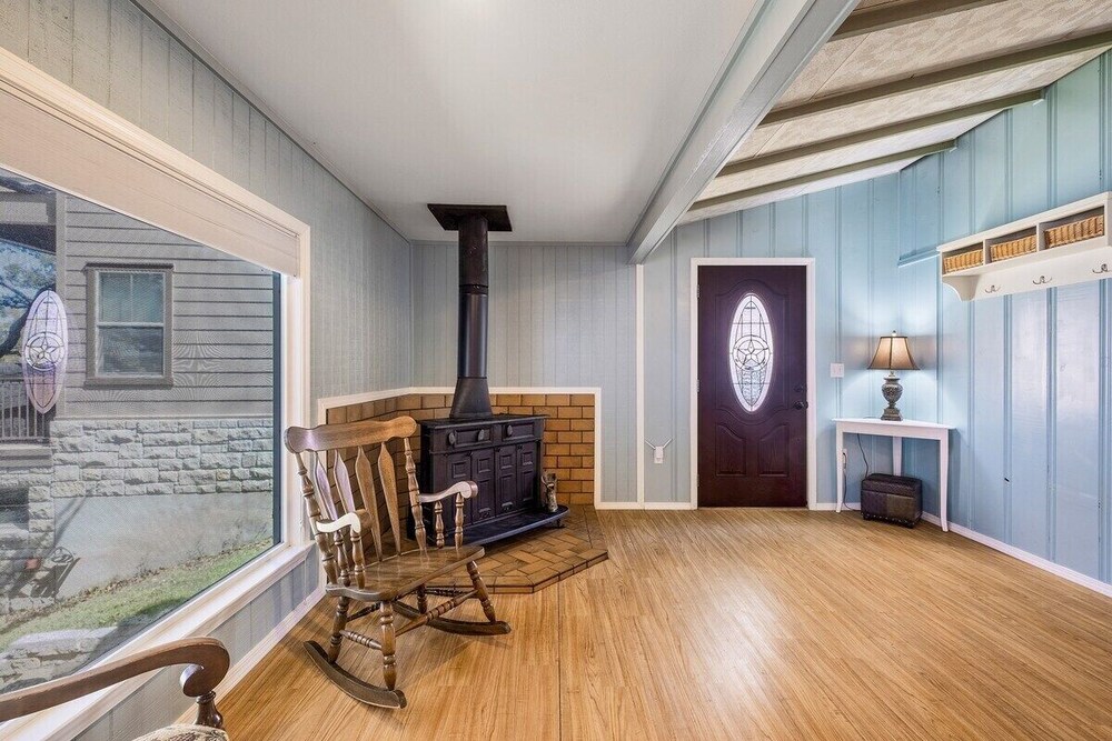 Burl Wood Cabin Lakefront w/ Shaded Yard & Fishing - Kingsland | Vrbo