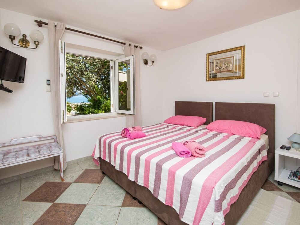 Unique Beachfront 1BDR Apartment With a Private Beach and Spacious ...