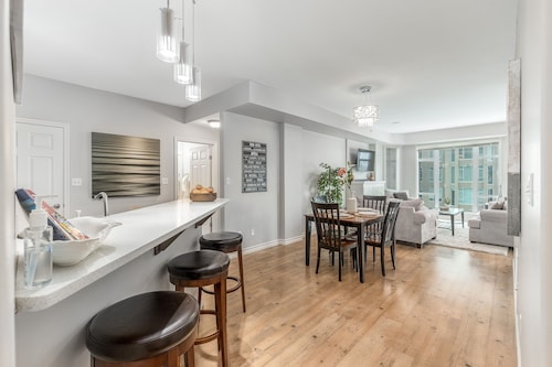 Sunset Suite: Downtown, Amazing Views | Sleeps 4 - Kelowna