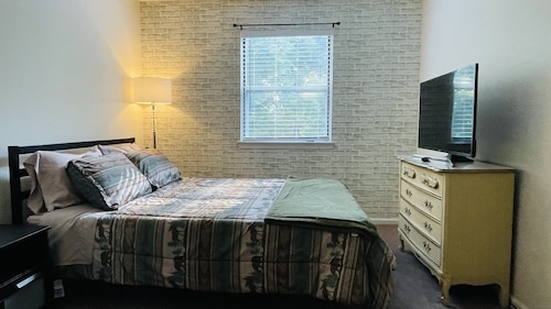 Entire Apartment -2 Beds * Philly Suburbs - Chester, PA
