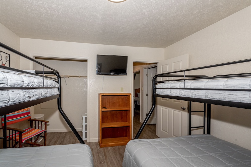 Sleeps 12 - Ask about 6-month+ Discounts. - Knox County | Vrbo
