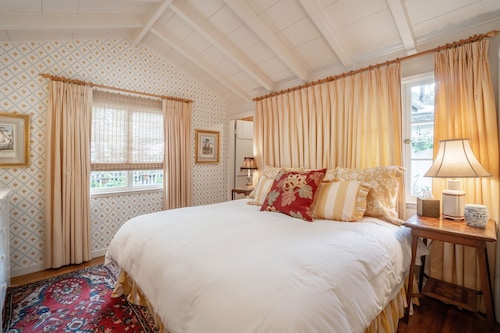 Creme Carmel Beautiful & Charming - 3 Bed, 3 Bath - Carmel-by-the-Sea, CA