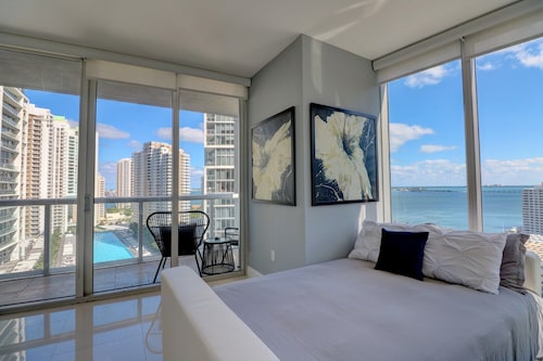 Luxe 2b/2b With Water Views | Free: Olympic Pool, Hot Tub, & Parking - Miami