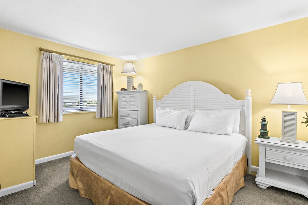 5th floor condo w/splash pad, multiple pools, and on-site bar - Destin ...