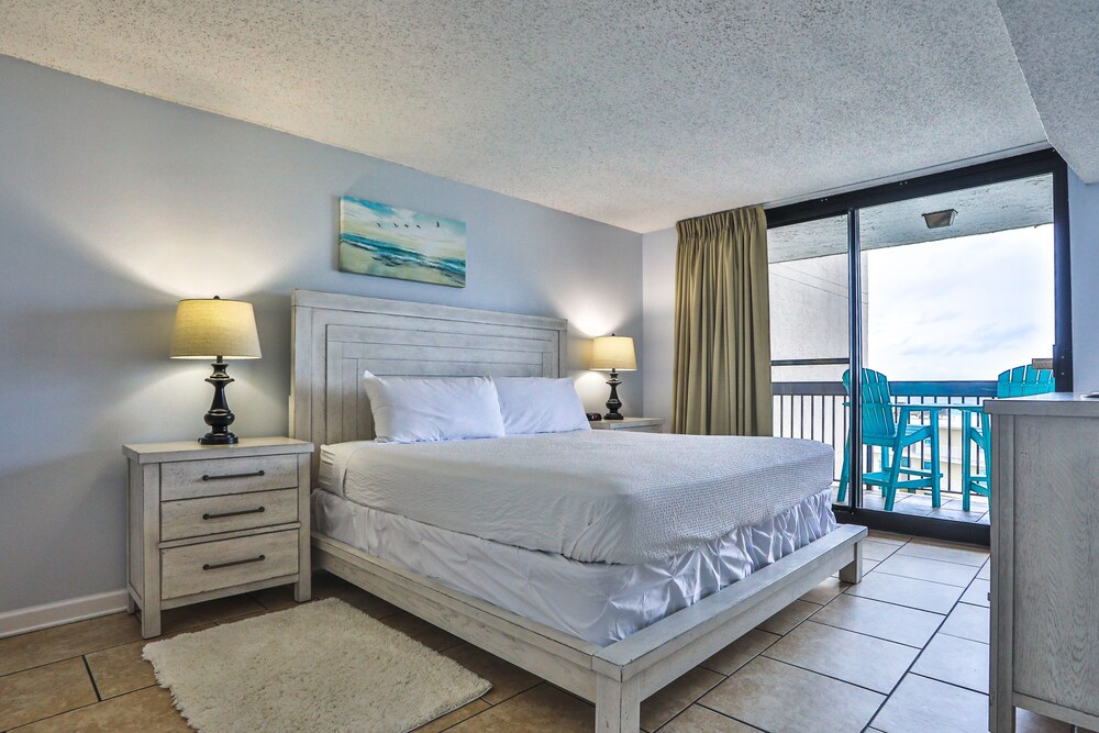 6th Floor Comfortable Condo, Splash pad w/ multiple pools, On-site bar ...