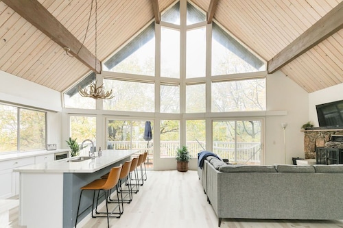 Stunning A-frame | Hot Tub, Game Room, A/c - Lake Arrowhead, CA