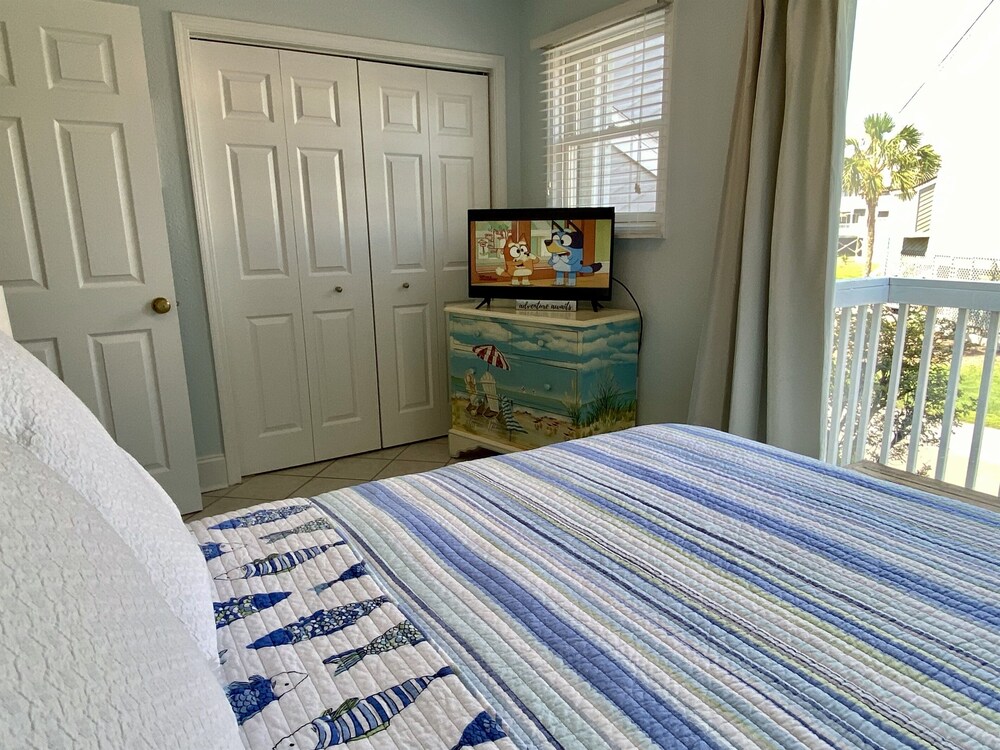 Bright end unit w/screened porch. Gated, 2 pools + pickleball. Beach ...