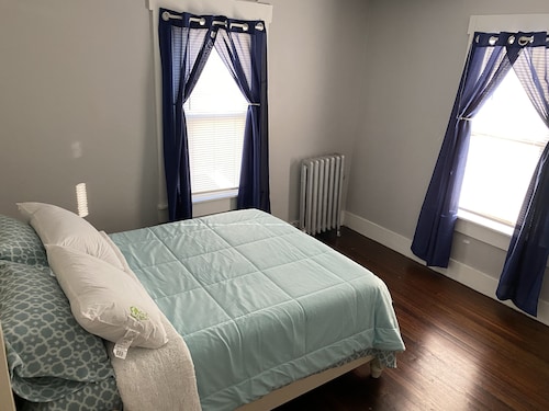 The White Cozy Room - Springfield, MA