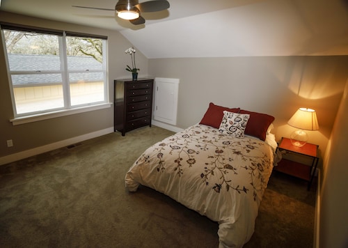 Tranquil Upstairs Apartment Close To Town - Ukiah, CA