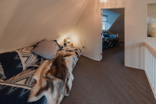 Comfortable 2br W/ Hot Tub | Close To Airport - Christchurch