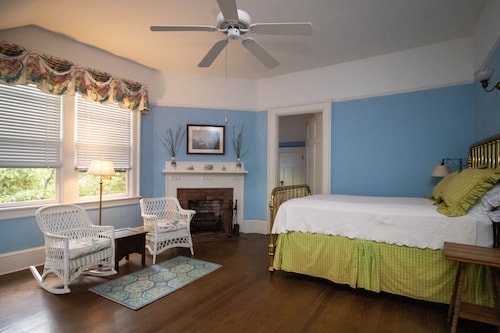 Serene Flat Rock Farm House Get-away - Hendersonville, NC