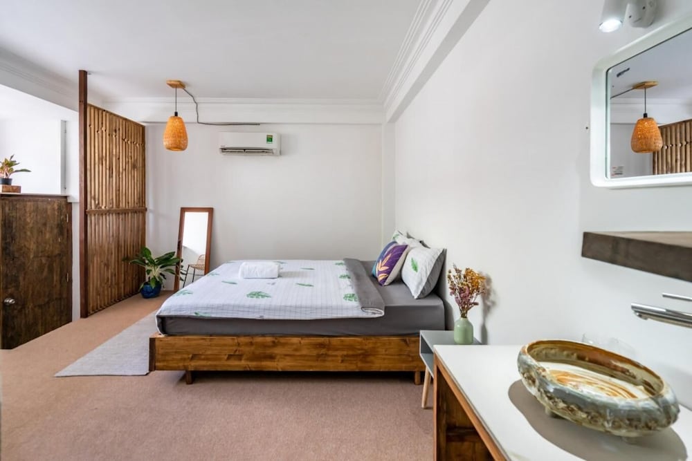 Tranquil Room walk to Ben Thanh Market BT302 / Quan 1 Ho Chi Minh City ...