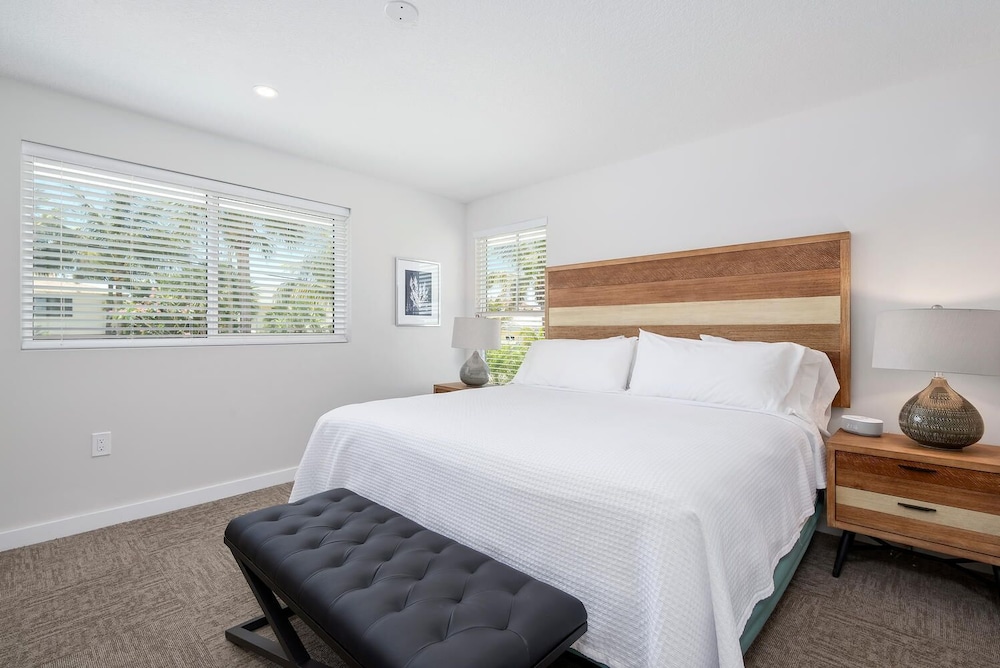 2 Bedroom/2 Bath Villa (Second Level) - Unit 6 - Isla Casey Key | Vrbo