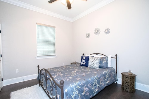 Spacious Uptown 3br W/ Cozy Beds & Southern Charm - Metairie, LA