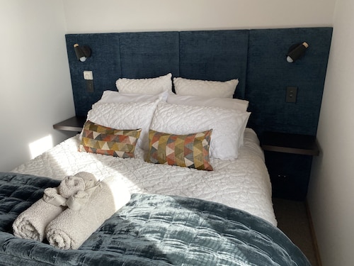 Luxury & Stylish 2 Bedroom Apartment: Twizel - Twizel