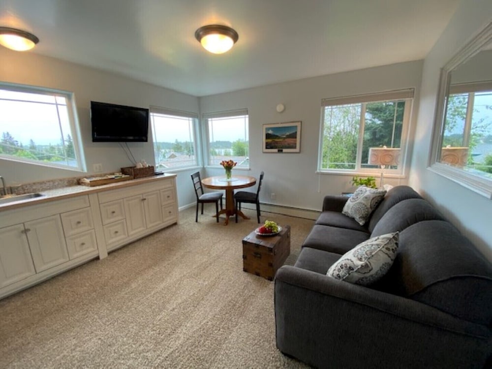 Gracie's Homer House; Home With A View: Deals & Reviews (Homer, USA ...