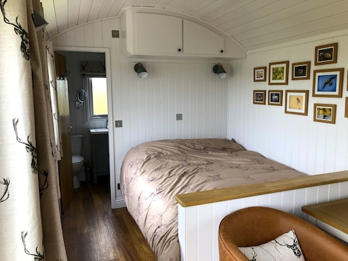 Stunning Lakeside Shepherd's Hut - Hot Tub & Sauna - Essex