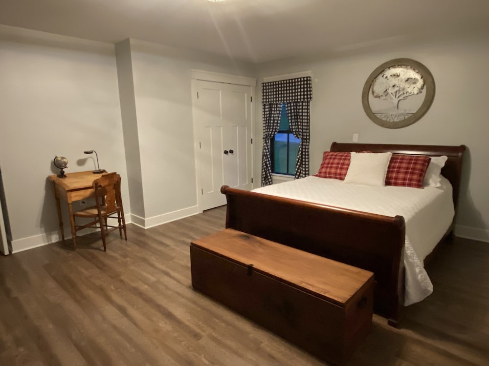 Modern Farmhouse, 3 bedrooms, 2 full baths, sleeps 8 Reviews, Deals ...