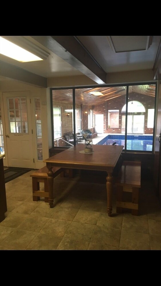 Red Rooster: Heated Indoor Pool - Page County | Vrbo