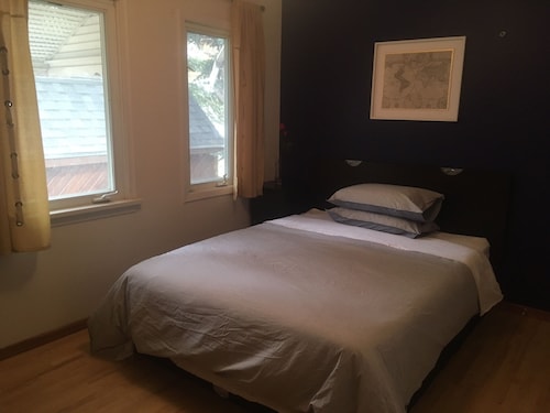 One Bedroom Unit Close To U Of C And Hospital - Calgary