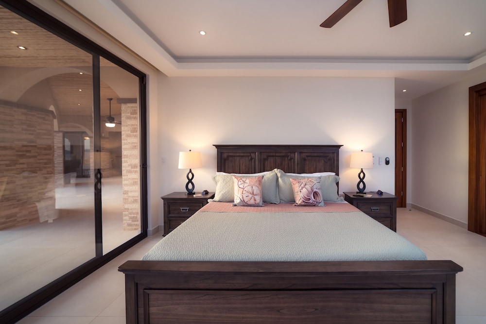 Luxury Home-4 King Master Suites-Heated Pool-Swim Up Bar & Pool Side ...