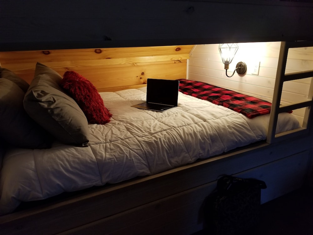 💯% Kids LOVE it! 💦Creek, Walk to🍕☕🍧🍷dogs🐾1.5 Acres, EV🚗 Hot Tub🔥 ...