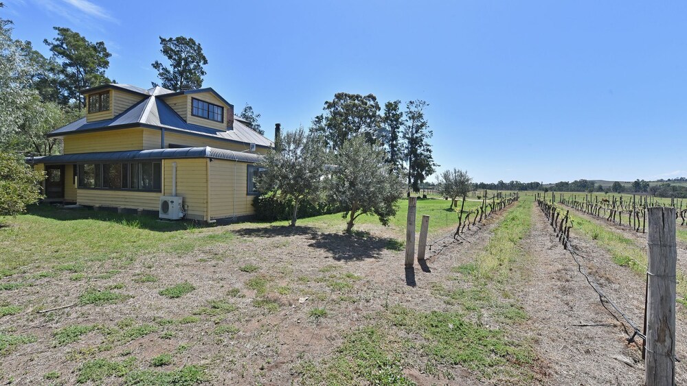 Soldiers Cottage picturebook vineyard home in cute Hunter Valley ...