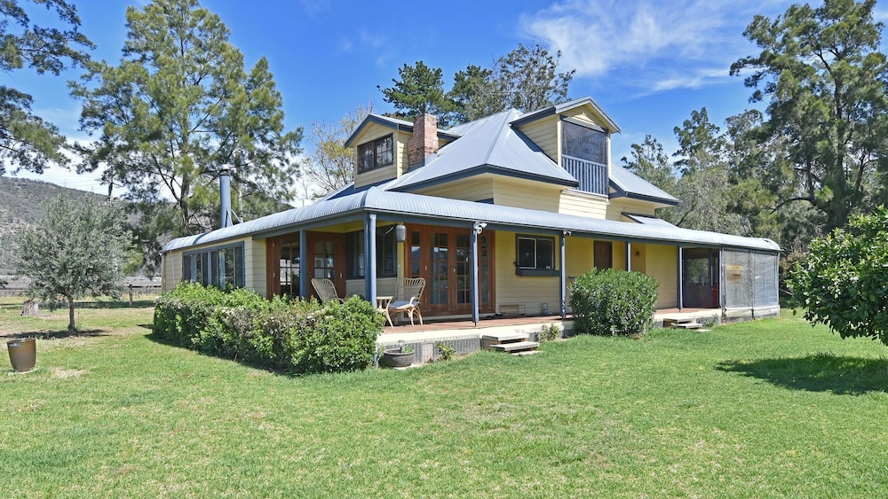 Soldiers Cottage picturebook vineyard home in cute Hunter Valley ...