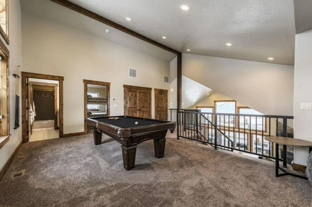 Luxury lakeview cabin w/hot tub, pool, sports courts, pickleball ...