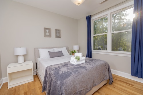 5500sqft Main Lake Cove Sunset Views! Guest Suite, Flat Lot, Hot Tub, Pets - Lake Gaston