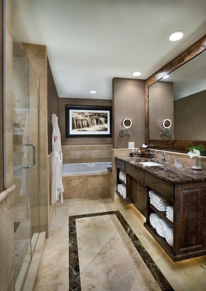 The Keeter Center at College of the Ozarks, Hollister: Room Prices ...