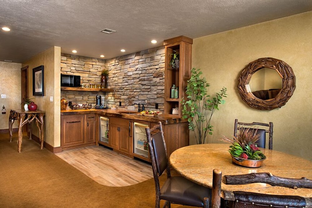 The Keeter Center at College of the Ozarks, Hollister: Room Prices ...