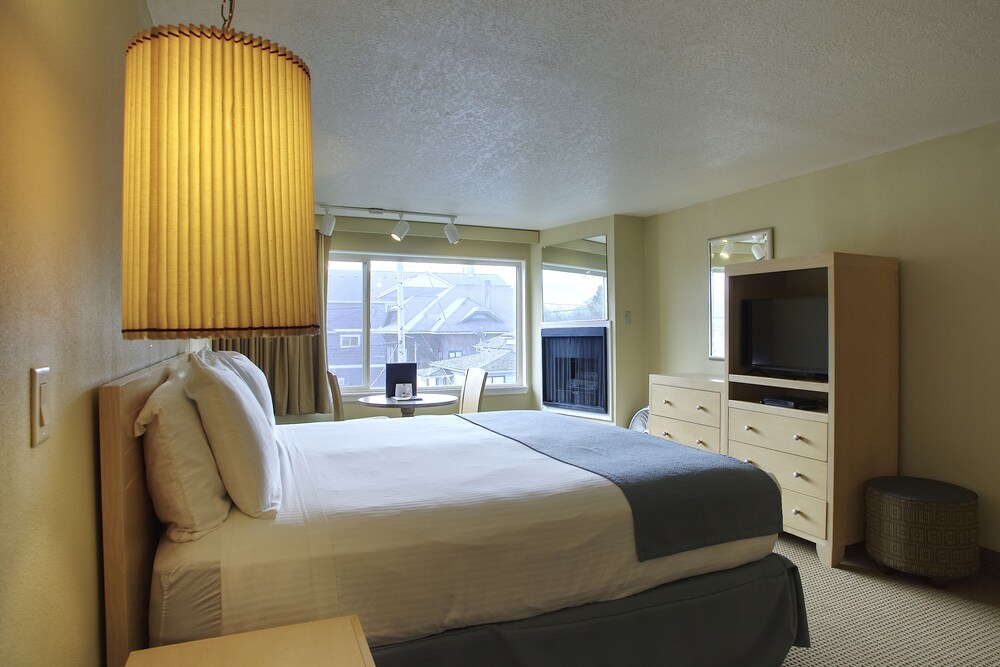 Hi-Tide Oceanfront Inn, Seaside: $68 Room Prices & Reviews | Travelocity