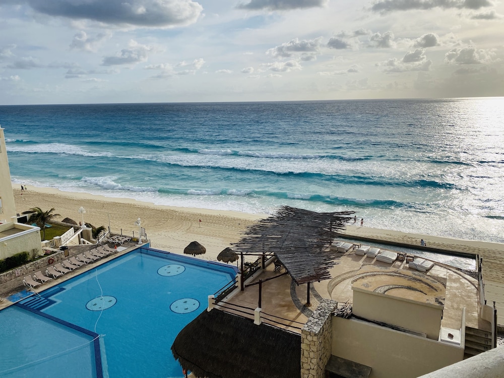 Bsea Cancun Plaza Hotel in Cancun | Best Rates & Deals on Orbitz