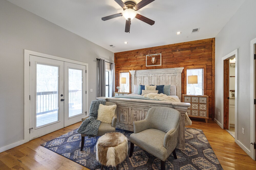 Relax and Unwind at the LAZY CANOE LODGE --Sleeps14!!! - Hochatown | Vrbo