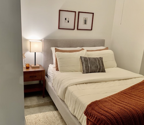 Designer Modern Loft Center Of Downtown - Tulsa, OK