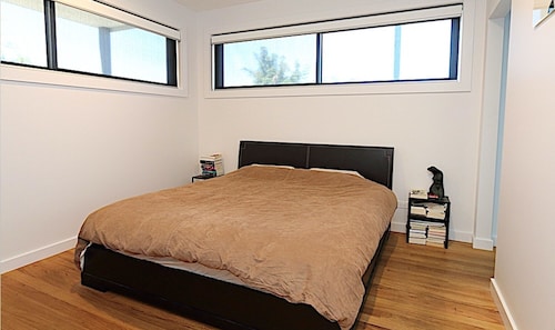 Stunning Ultramodern Home Overlooking Beautiful Beach - Narrabeen