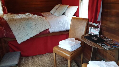 Romantic Shepherds Hut With Lake And Mountain Views - Rotorua