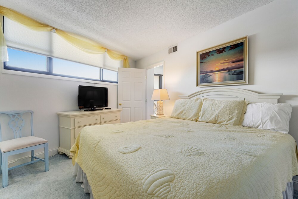 Sea Colony's Edgewater House oceanfront 3rd-floor condo with pool ...