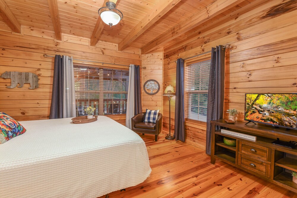 Lux Log Cabin - Walk to Gatlinburg - Mtn + City Views - Arcade - Hot ...