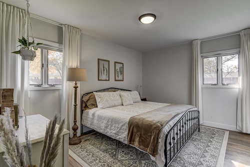 Renovated Retreat - Lincoln, IL