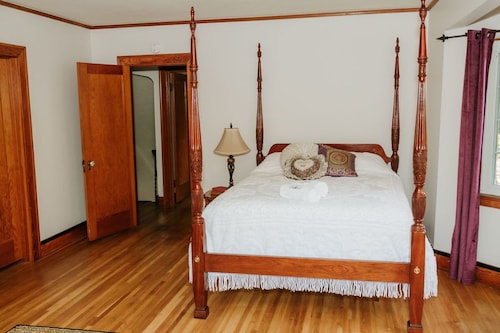 Historic Stone Oak Manor - Yucaipa, CA