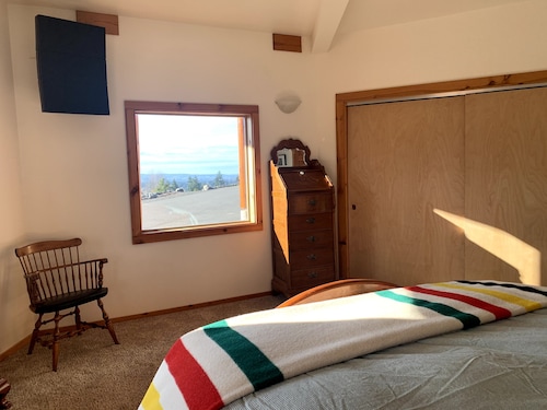 Log Cabin Retreat, Peaceful 5 Acres, Epic Views - Sequim, WA