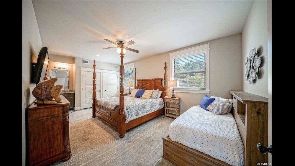 Amazing Lake Home right on the water with breathtaking views! - Hot ...