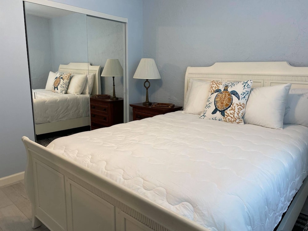 BYOB -boat-Completely renovated, private ramp, boat slip, heated pool ...