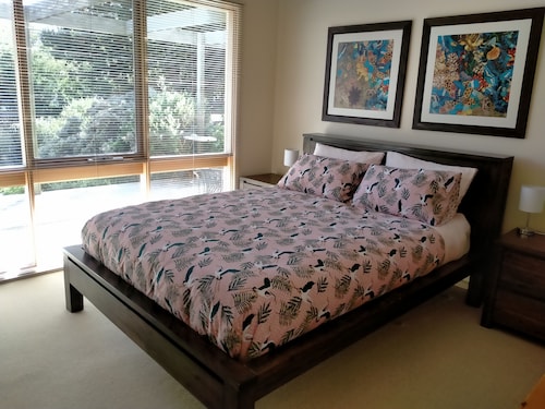 Sunny & Spacious Coastal Retreat - Point Lonsdale