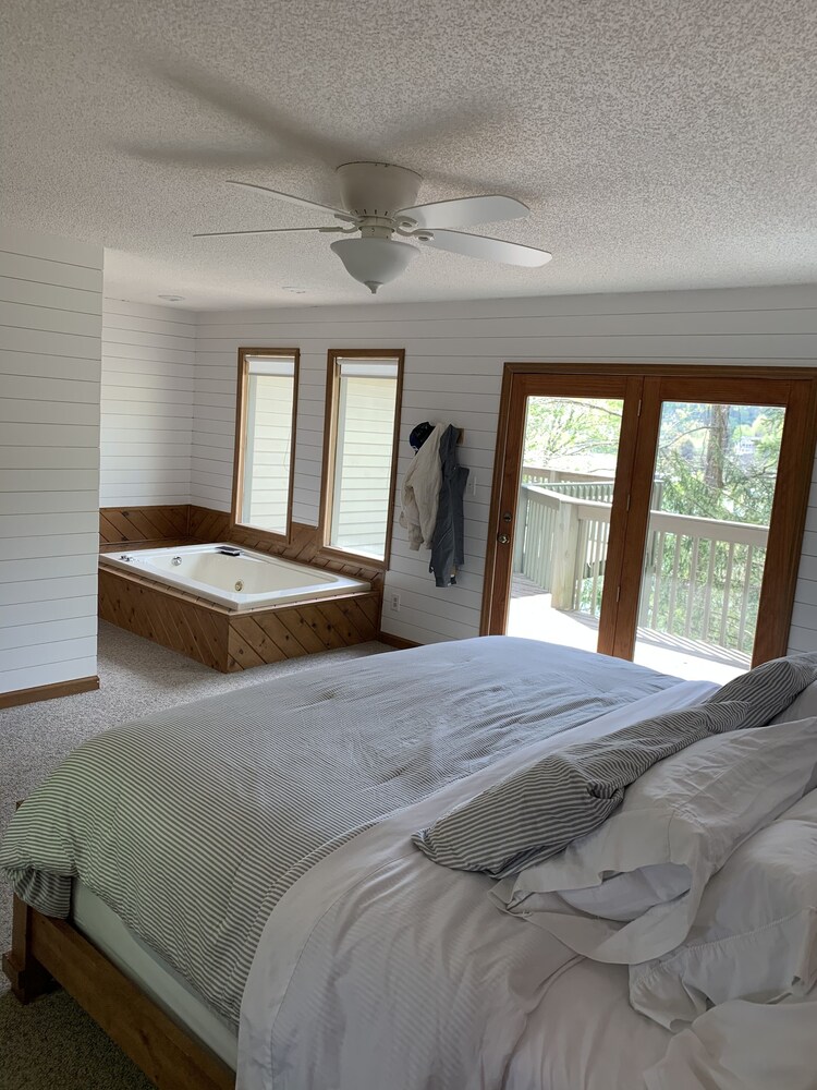 *Deerfield* Perfectly located Lake front house on Norris Lake with ...