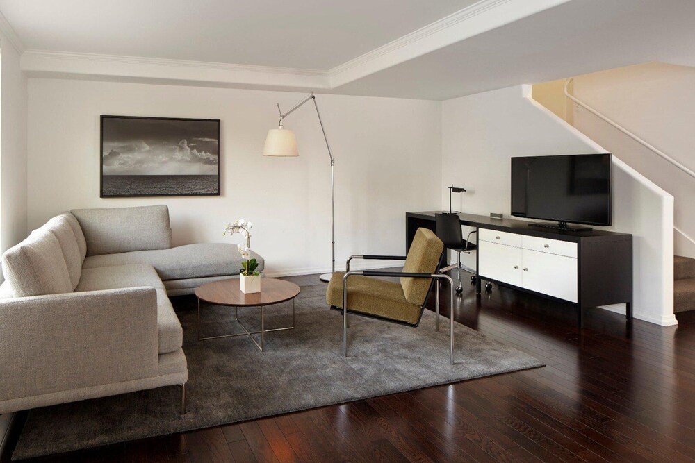 AKA Residences Luxurious Duplex Townhome w/ Private Entrance, Kitchen ...